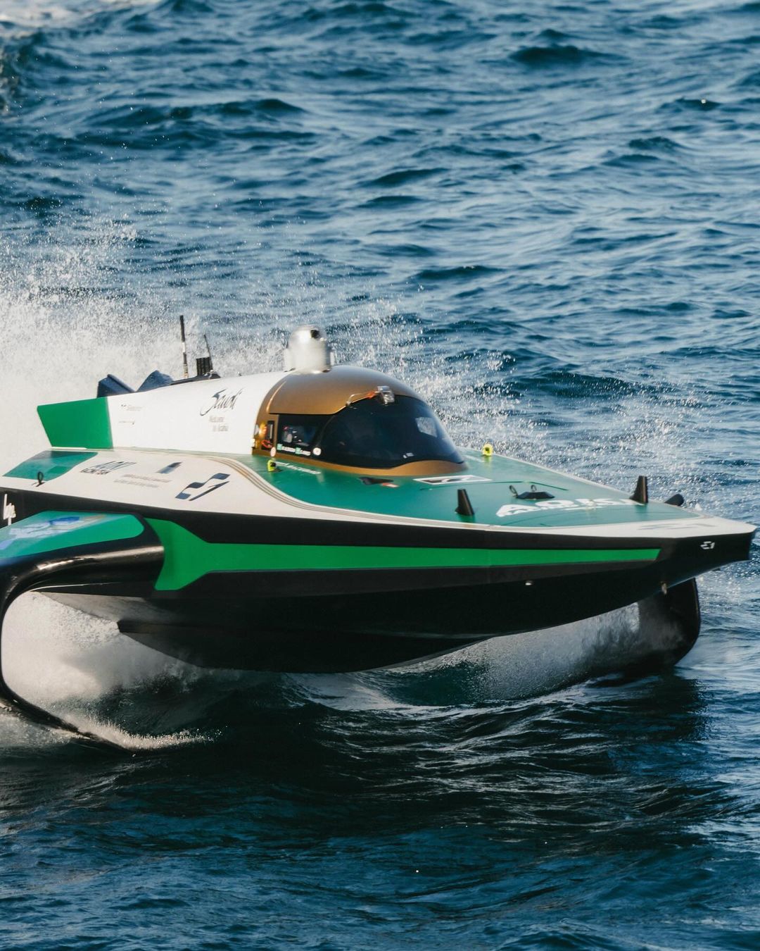 مشاعل العبيدان تتألق في بطولة القوارب الكهربائية كأول سعودية - مجلة هي